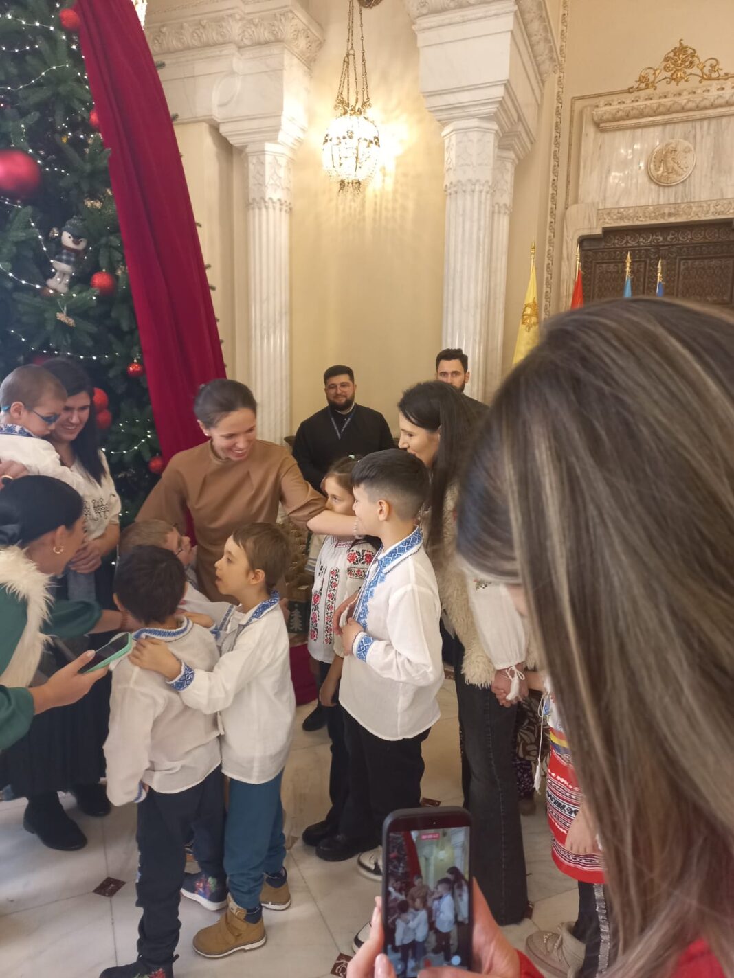 Mirabela Grădinaru primește colinde de la copii la Palatul Cotroceni.